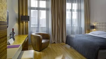 Quarto casal luxo | Roupas de cama premium, cofres nos quartos, escrivaninha