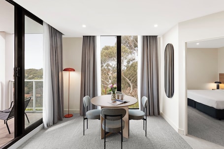 Apartamento Deluxe, várias camas | Sala de estar | Smart TV de 50 polegadas com canais por cabo, serviços de streaming . Quest Ivanhoe