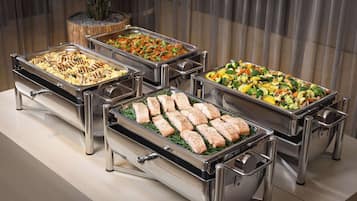 Almoços e jantares servidos, incluindo cozinha francesa