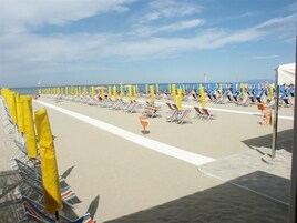 Uma praia privada nas proximidades, praia de areia branca 