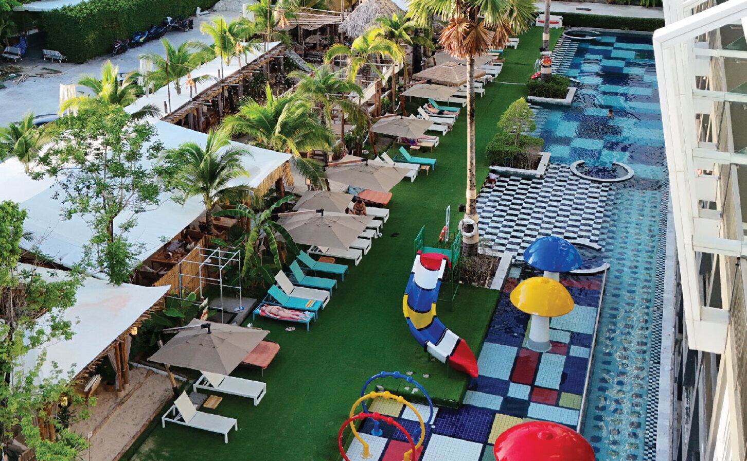 Piscina exterior, espreguiçadeiras 