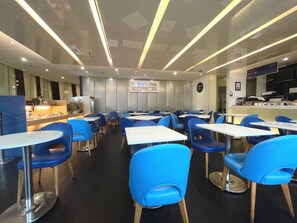 Pequeno-almoço self-service diário mediante uma taxa 