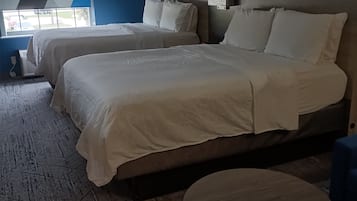 Roupa de alta qualidade, cofre no quarto, secretária