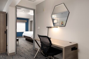 Roupas de cama premium, cofres nos quartos, escrivaninha