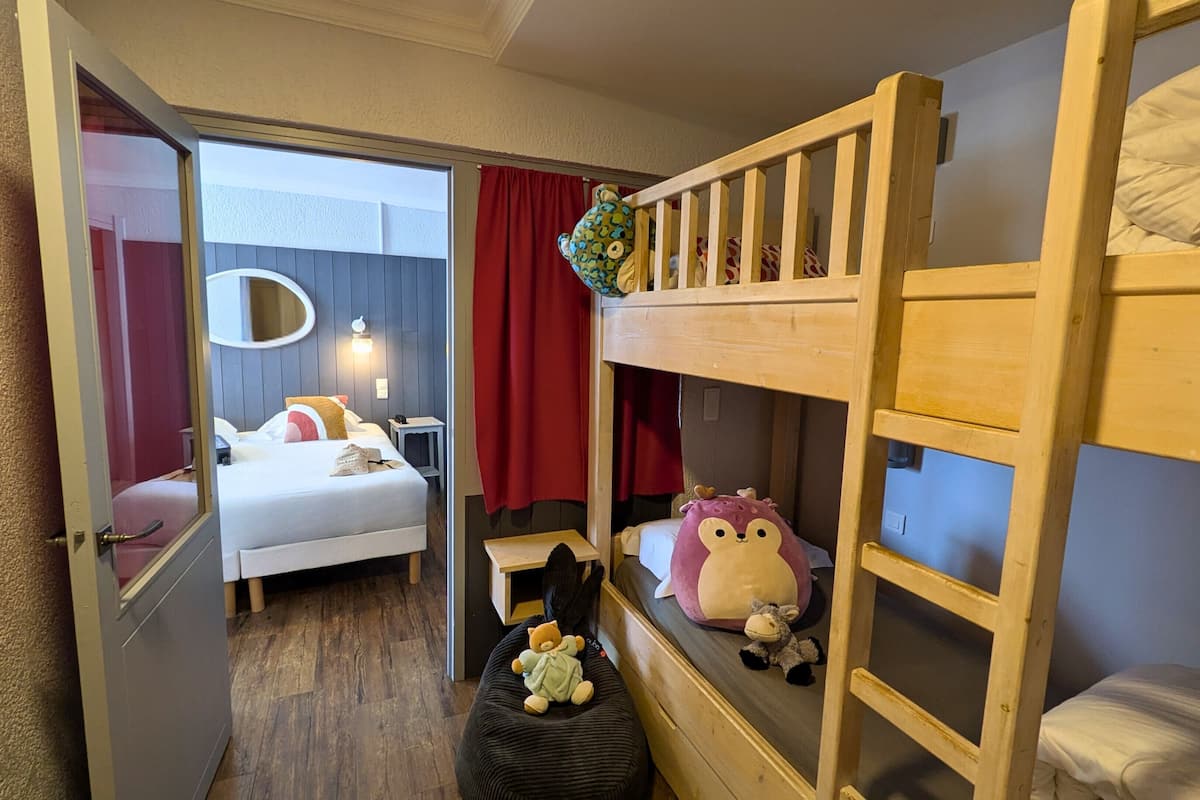 Quarto família | Cofres nos quartos, escrivaninha, cortinas blackout