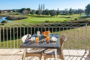 Suite, 1 cama queen-size, varanda, vista para o campo de golfe | Terraço/pátio interior