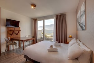 Estúdio, vista para o lago | Escrivaninha, quartos à prova de som, Wi-Fi de cortesia, roupa de cama