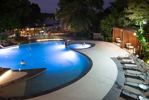 Piscina exterior, espreguiçadeiras 