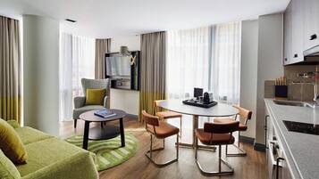 Suite, 1 cama de casal (2 Bedrooms) | Sala de estar | Smart TV de 55 polegadas com canais digitais