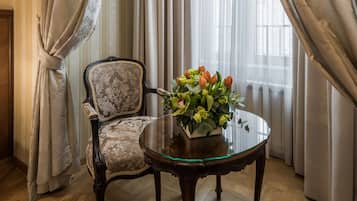 Twin Standard Room with Free Spa Access | Sala de estar | Televisor LCD