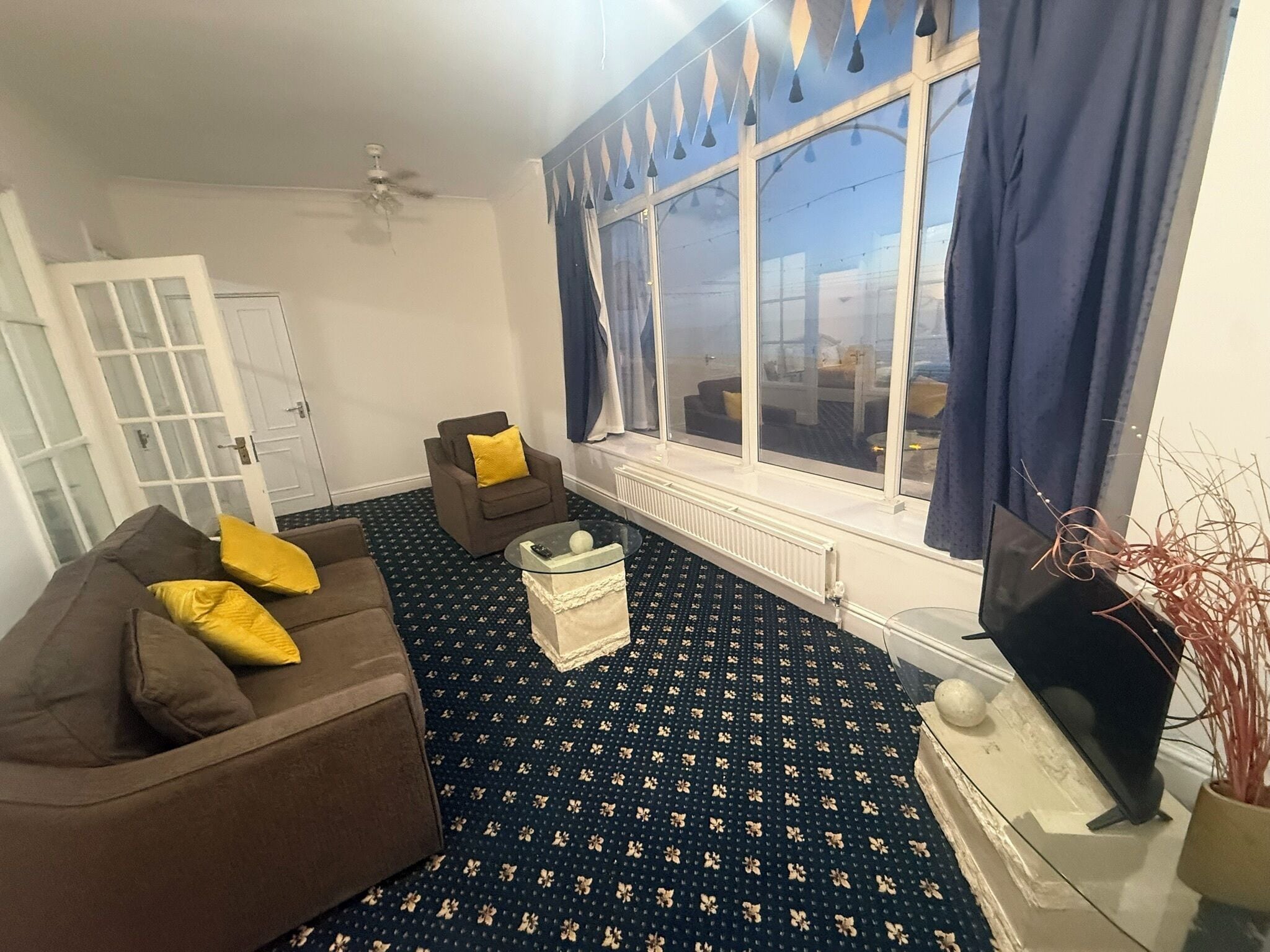 Suite Presidencial | Sala de estar | Televisor de ecrã plano de 20 polegadas com canais digitais, televisor 