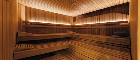 Uma sauna com bancos de madeira e paredes com ripas.