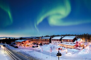 Fachada do alojamento (tarde/noite)