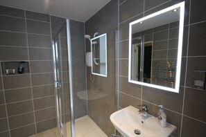 Quarto Duplo ou Twin Superior, casa de banho anexa | Casa de banho | Um polibã, artigos de higiene pessoal grátis, um secador de cabelo 