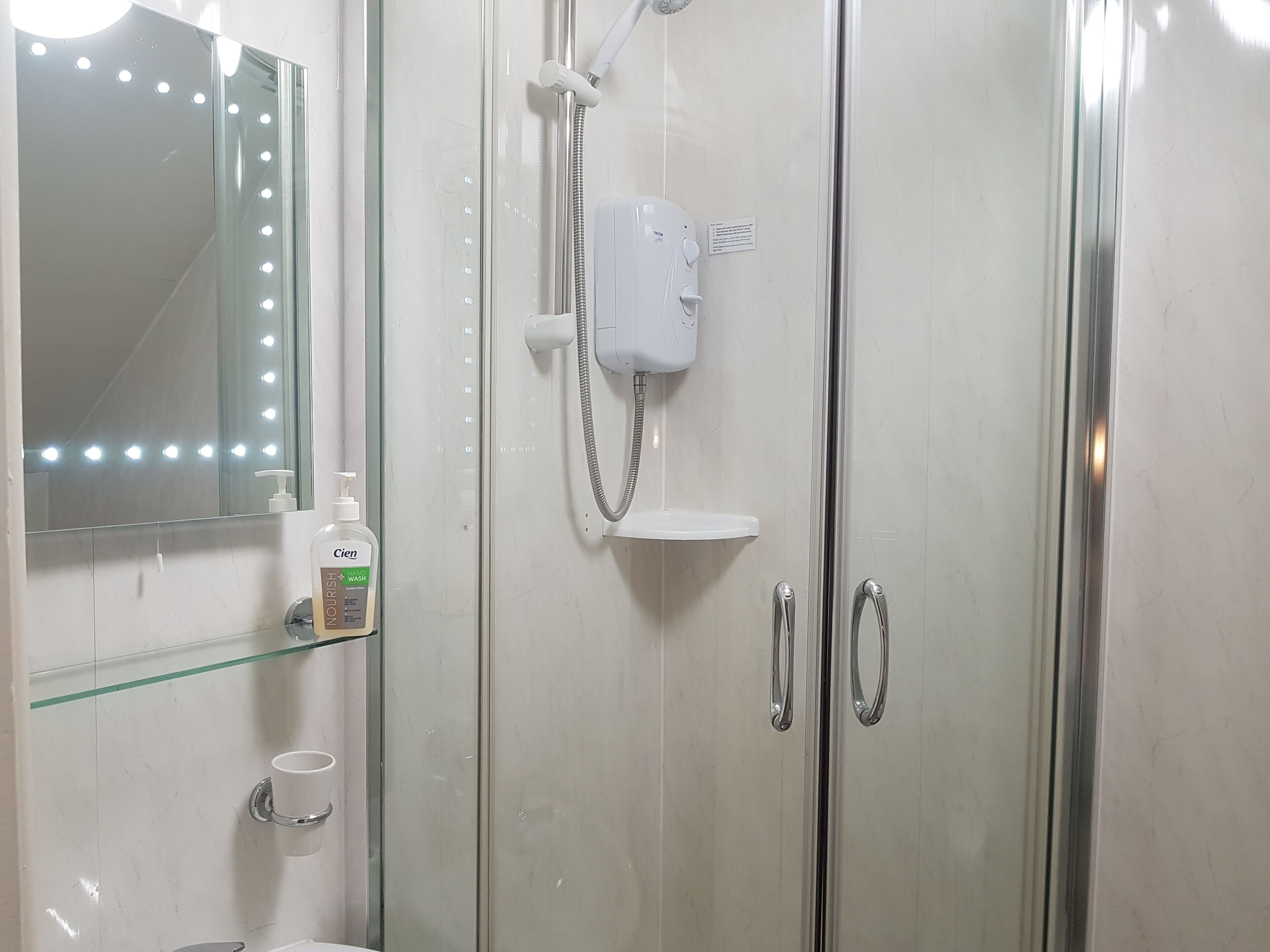 Quarto Duplo Signature, casa de banho privativa | Casa de banho | Um polibã, artigos de higiene pessoal grátis, um secador de cabelo 