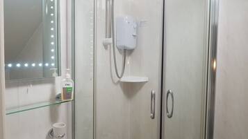 Quarto Duplo Signature, casa de banho privativa | Casa de banho | Um polibã, artigos de higiene pessoal grátis, um secador de cabelo