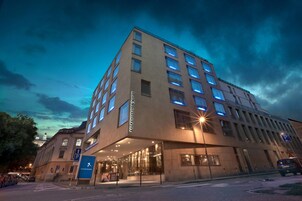 Fachada do alojamento (tarde/noite)