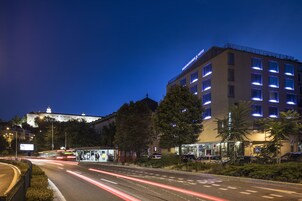 Fachada do alojamento (tarde/noite)