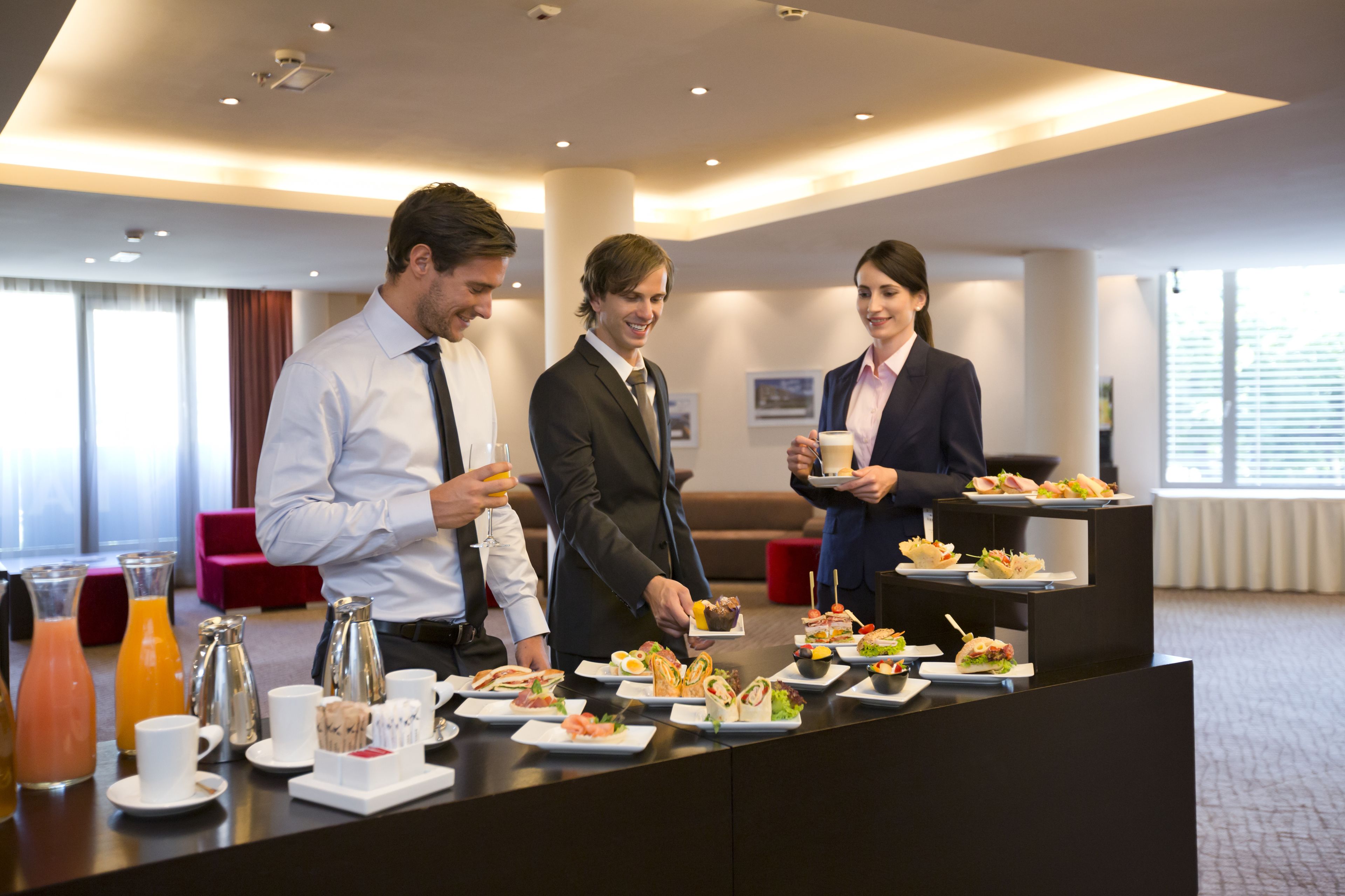 Uma mesa de buffet com diversos alimentos e bebidas.