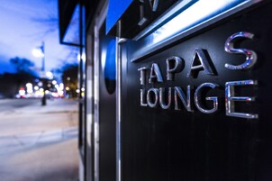 Placa para 'TAPA'S LOUNGE' com acabamento metálico e letras refletivas.