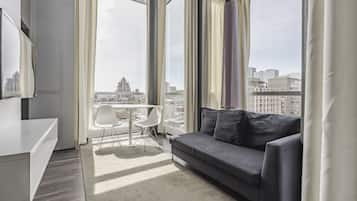 Quarto Panorâmico, 1 cama queen-size | Sala de estar | Televisor LCD de 32 polegadas com canais por cabo, televisor
