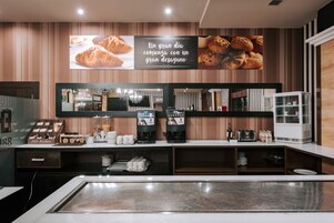 Café da manhã com buffet todos os dias mediante uma taxa