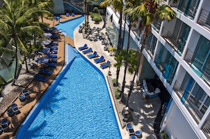 Piscina externa, guarda-sóis