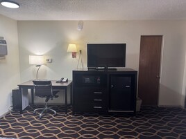 Camas de colchão pillowtop, secretária, ferro/tábua de engomar 