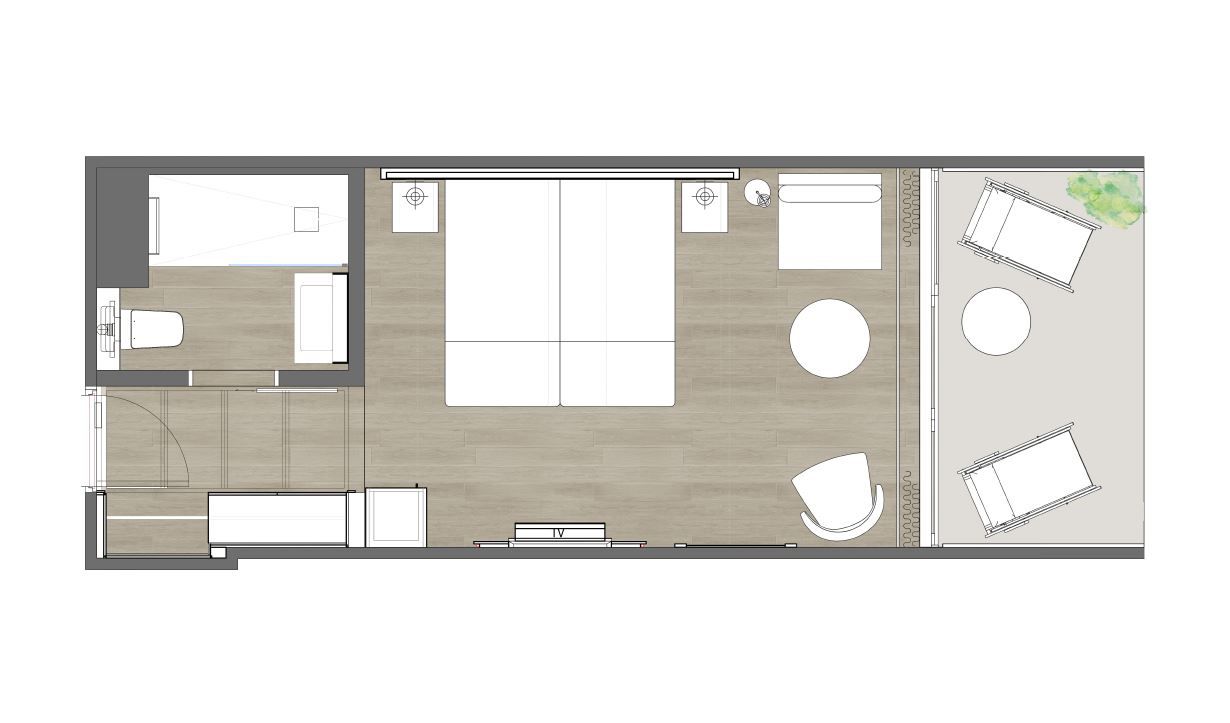 Layout de quarto de hotel com cama, duas mesas de cabeceira, televisão, área de estar com sofá e cadeiras, e uma pequena varanda.
