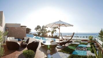 Amus Presidential Suite with Private Pool Sea View | Cofres nos quartos, escrivaninha, cortinas blackout, Wi-Fi de cortesia