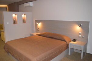 Cofre no quarto, secretária, berços/camas para crianças grátis