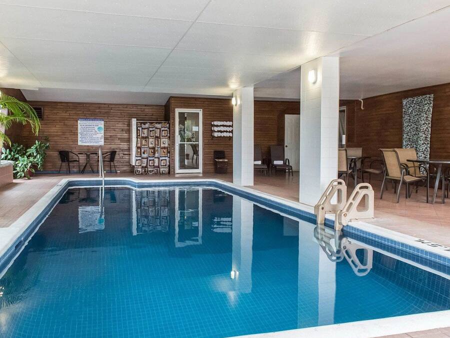 Piscina interior, da(s) 6:00 à(s) 23:00, espreguiçadeiras