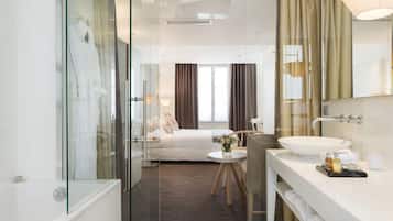 Roupa de alta qualidade, edredões de penas, minibar, cofre no quarto
