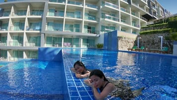 Piscina externa, espreguiçadeiras