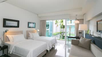 Quarto casal ou duplo grand, 1 cama de casal ou 2 camas de solteiro, acesso à piscina | Frigobar (abastecido com alguns itens grátis), cofres nos quartos