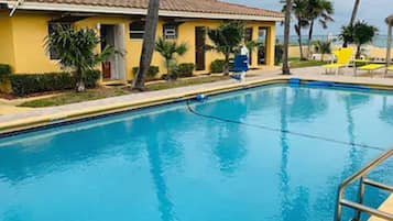 Piscina exterior, guarda-sóis, espreguiçadeiras