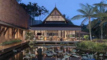 5 restaurantes: servem pequenos-almoços, almoços e jantares