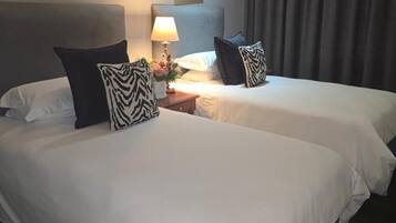 Quarto, 2 camas de solteiro | Cofres nos quartos, individualmente decorados, escrivaninha