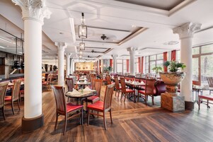 Pequenos-almoços, almoços, jantares servidos, com vista para o jardim 