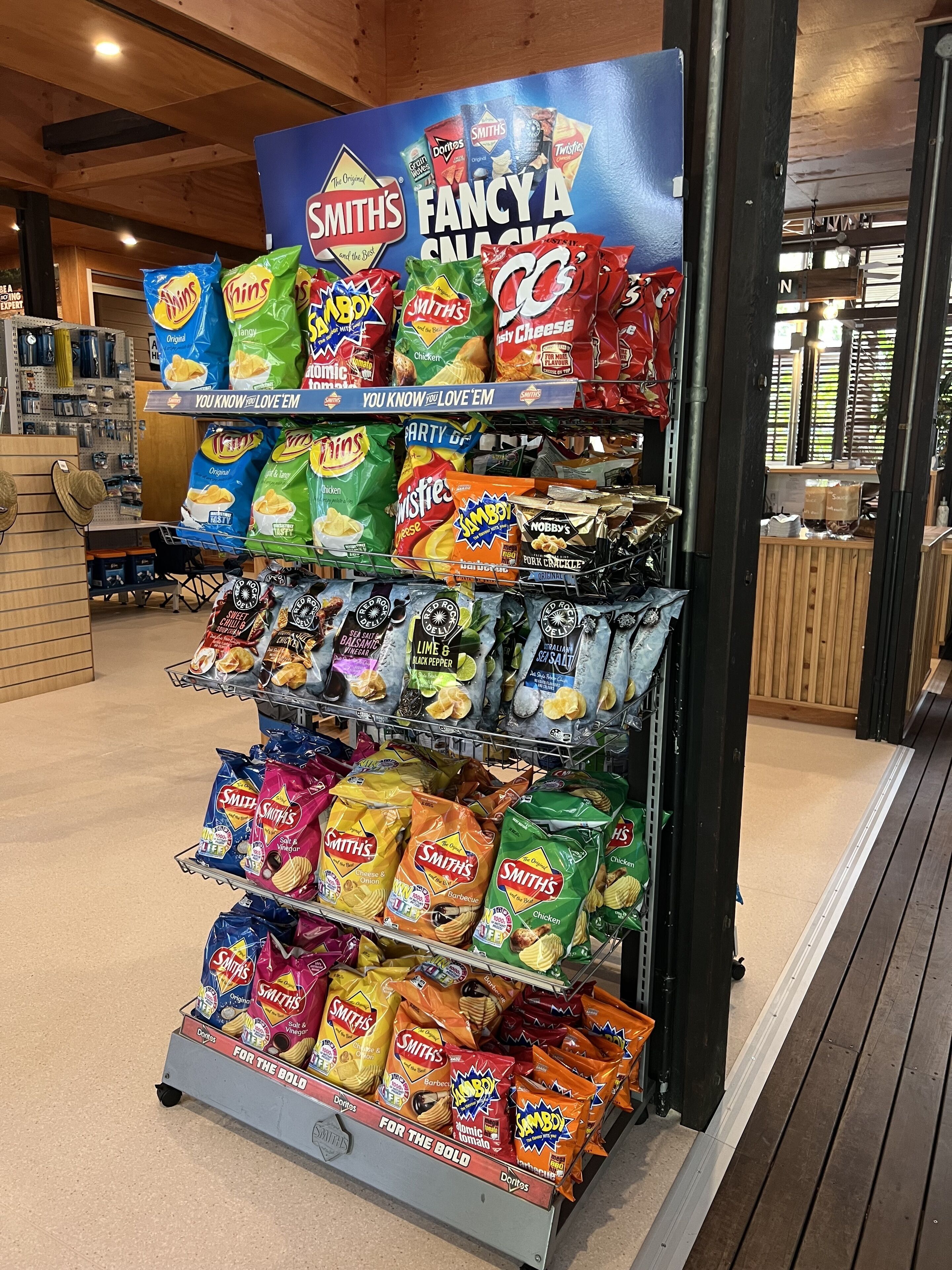 Uma vitrine de lanches com diversas marcas como Smith's, Twinkies e Nabisco.