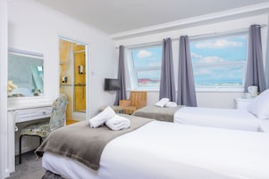 Quarto Twin | Secretária, ferro/tábua de engomar, roupa de cama fornecida