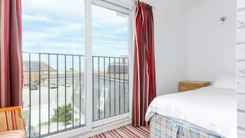 Quarto triplo | Escrivaninha, ferros/tábuas de passar roupa, roupa de cama