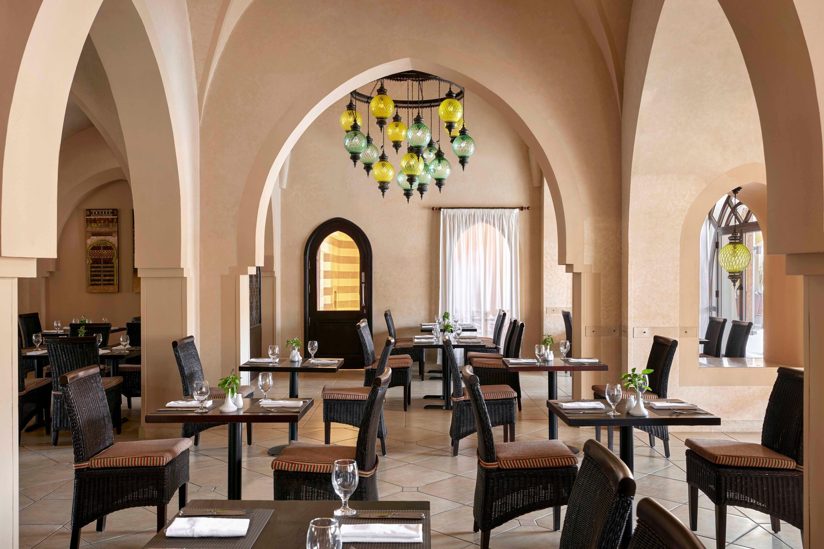 5 restaurantes: servem pequenos-almoços, almoços e jantares