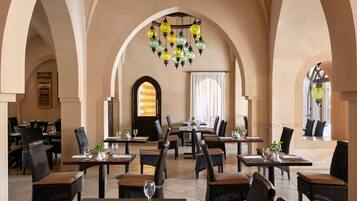 5 restaurantes: servem pequenos-almoços, almoços e jantares