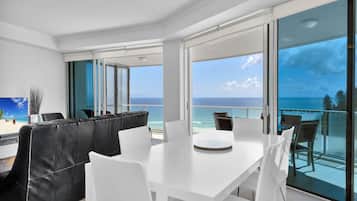 Apartamento, 3 quartos, vista para o oceano | Sala de jantar