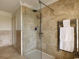 Quarto Duplo Superior, casa de banho anexa, vista para o mar | Casa de banho