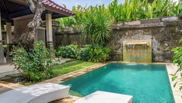 Piscina externa, piscina com cascata