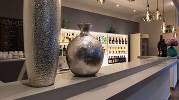 Este bar no lobby do hotel