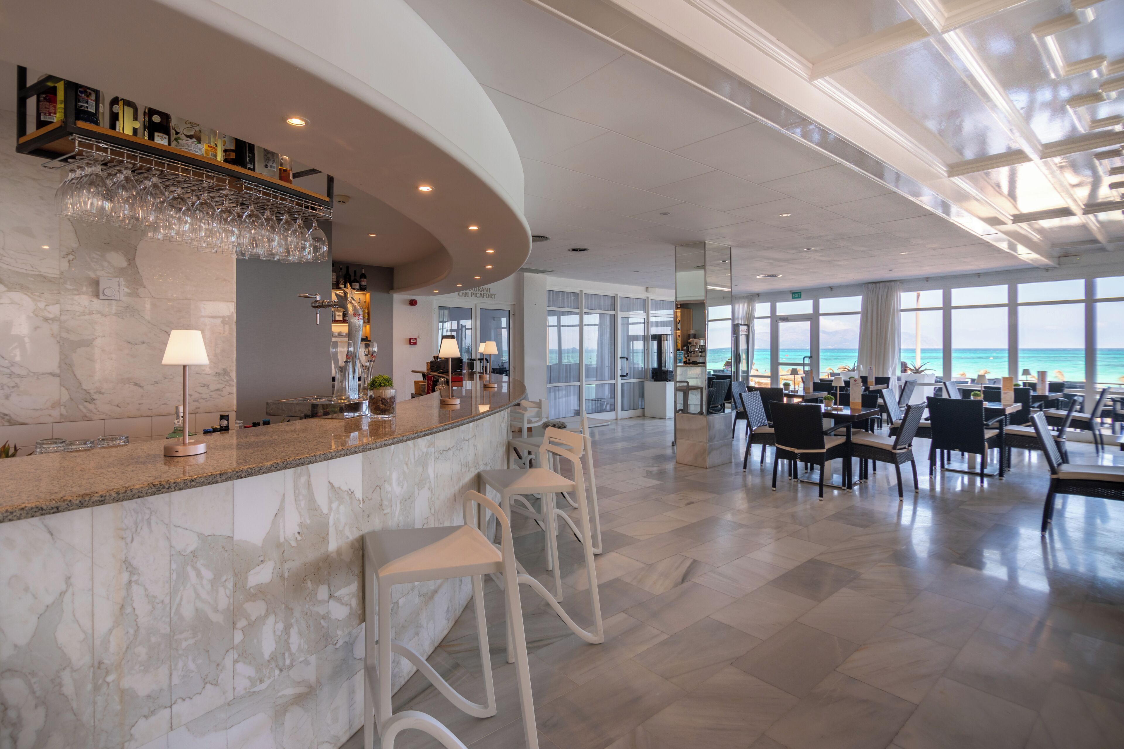 Este bar no lobby do hotel 