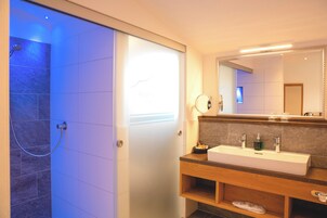 Quarto Deluxe, 2 quartos, não fumadores, vista para o jardim | Casa de banho | Um polibã, artigos de higiene pessoal grátis, um secador de cabelo 